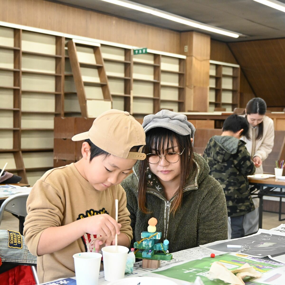 空き家の端材でツリーづくりに挑戦 芝浦工業大の学生主催、栃木市で親子ワークショップ｜県内主要,地域の話題｜下野新聞デジタルニュース｜下野新聞デジタル